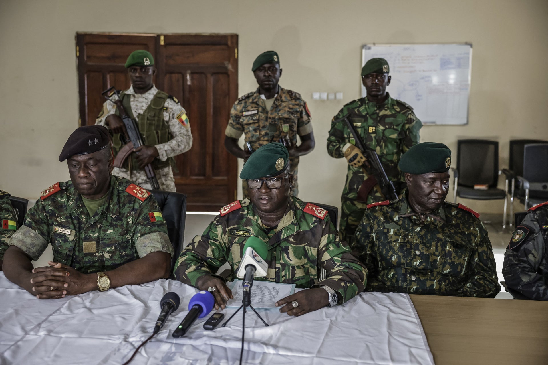 Coup d’État militaire en Guinée-Bissau • le général Denis N’Canha prend ...